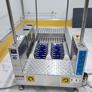 Cleaning and disinfection of shoes and boots in food factories