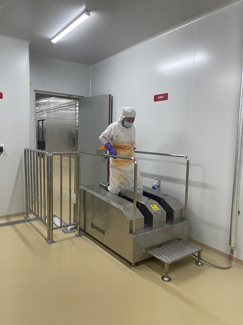 Cleaning and disinfection of shoes and boots in food factories